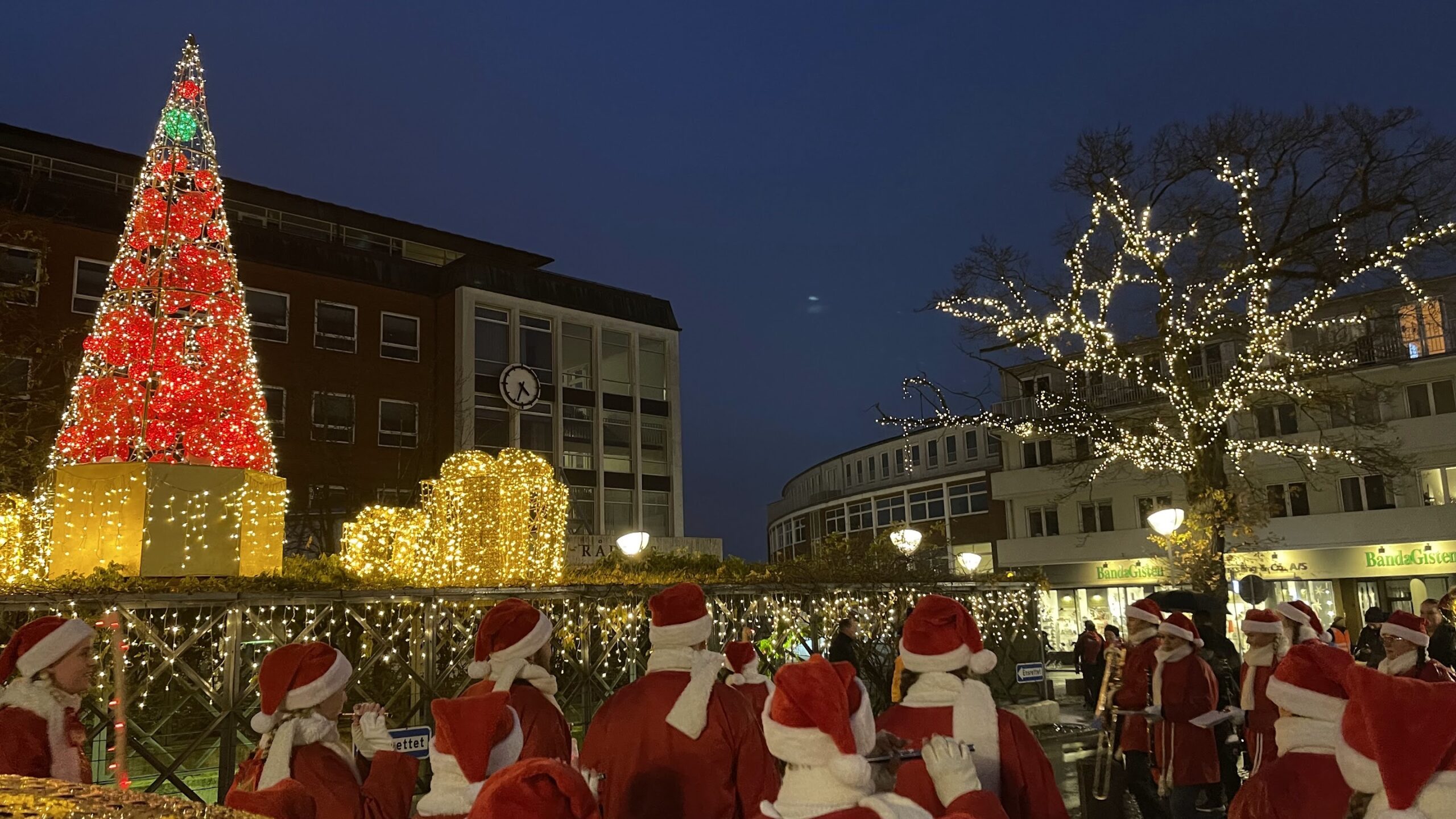 Juletræstænding med julemanden - Business Slagelse - Sammen er du bedst